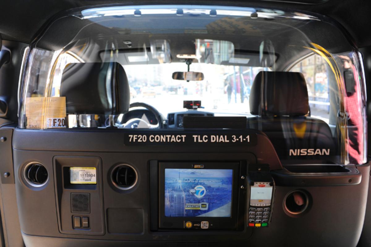 Taxi advertising screens | Mimo Monitors